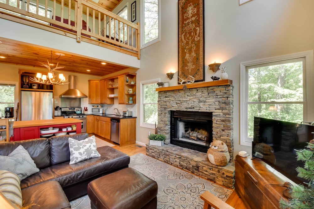 Spacious Georgia Escape W/ Fireplace, Deck & Grill - Tallulah Falls