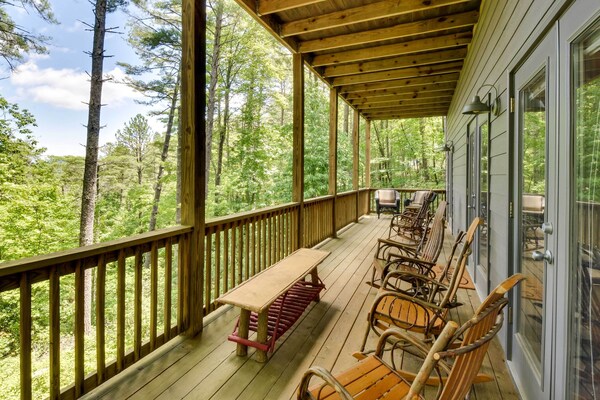 Spacious Georgia Escape W/ Fireplace, Deck & Grill - Lake Rabun, GA