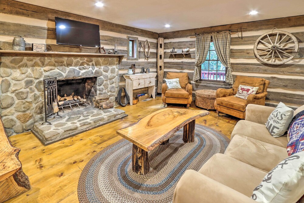 Cozy Creekside Mountain Escape W/ Hot Tub! - Helen, GA