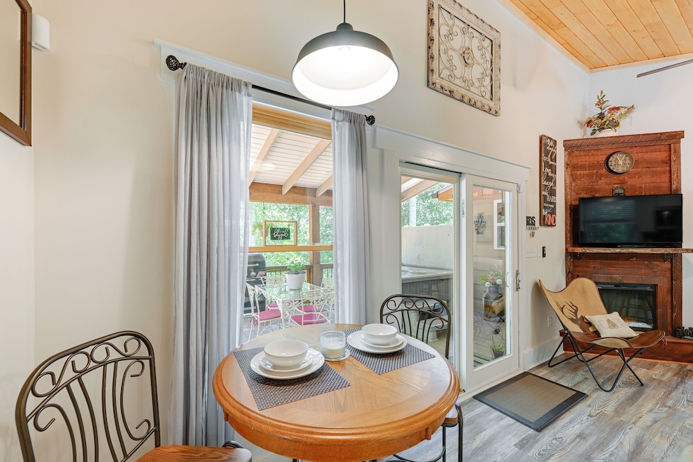 Near Main Street W/ Hot Tub: Retreat In Hiawassee! - Hiawassee, GA