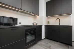 Apartamento, 1 quarto, varanda | Cozinha privada | Um micro-ondas, uma máquina de lavar louça, utensílios de cozinha