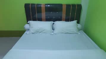 Quarto casal standard | Escrivaninha, Wi-Fi de cortesia, roupa de cama