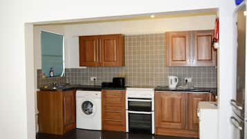 Refrigerador em uma área comum, micro-ondas em uma área comum