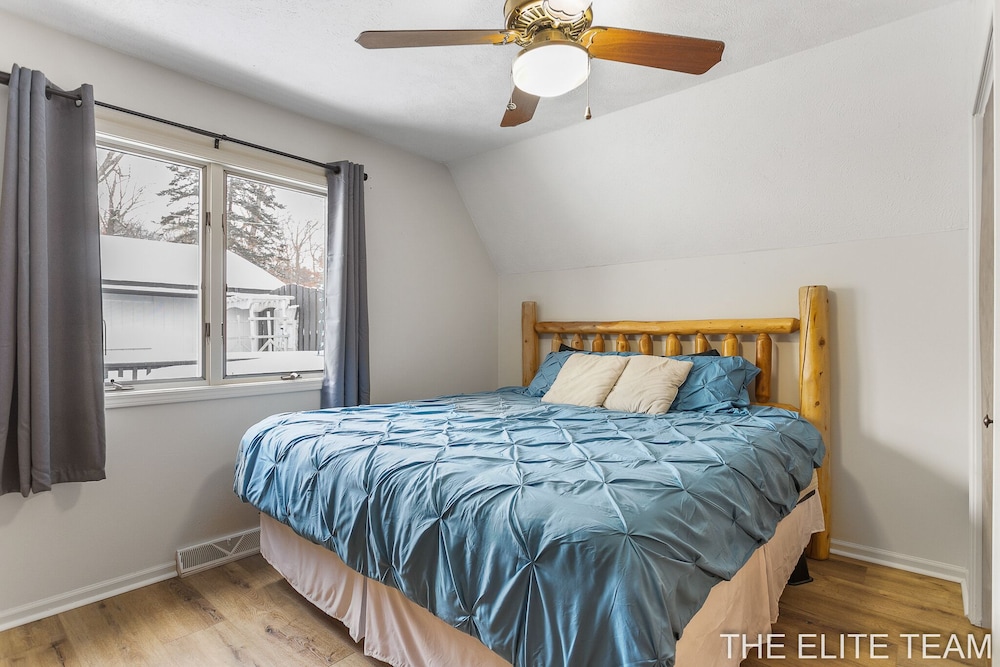 Welcome to Lake Life! Your spacious WATERFRONT getaway on an all sports ...