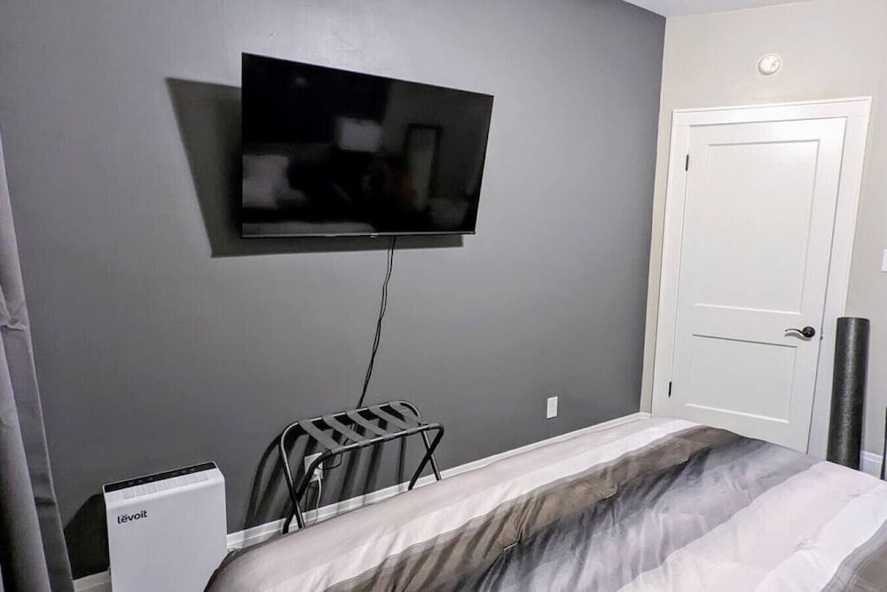 Modern Quiet 1br Desk & Fenced Yard By Dt Moline - 대븐포트