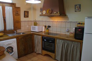 Casa Familiar | Cozinha privada | Um frigorífico/congelador grande, um micro-ondas, um forno