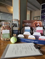 Uma mesa com petiscos para cães e um cardápio para eles.