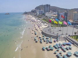 Perto da praia, espreguiçadeiras 