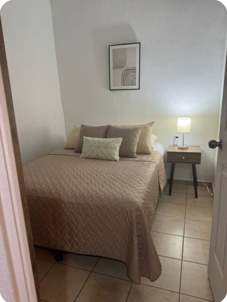 Charming 2-bedroom house in Santa Ana with WiFi and AC - Santa Ana | Vrbo