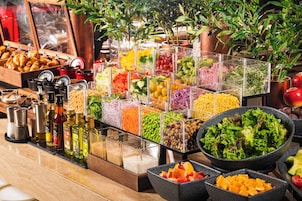 Buffet com diversos alimentos e acompanhamentos.