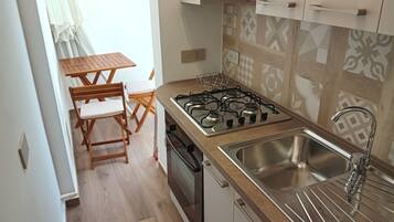 Apartamento Clássico | Sala de estar | Televisor de ecrã plano de 21 polegadas com canais digitais