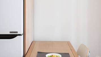 Apartamento conforto, 1 cama Queen e sofá-cama, sacada | Cozinha privada | Máquina de café expresso, geladeira grande, fogão, cooktop