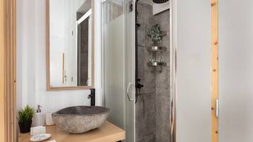 Apartamento conforto, 1 cama Queen e sofá-cama, sacada | Banheiro | Chuveiro, chuveiro com efeito de chuva