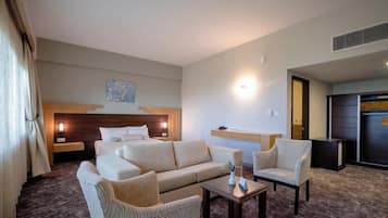 Suíte júnior, 1 cama de casal | Roupas de cama premium, frigobar, espaço de trabalho para notebook