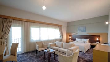 Suíte luxo | Roupas de cama premium, frigobar, espaço de trabalho para notebook