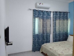 Quarto clássico | Cofres nos quartos, escrivaninha, quartos à prova de som