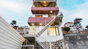 Um edifício com vários andares e uma escada que dá acesso aos pisos superiores.