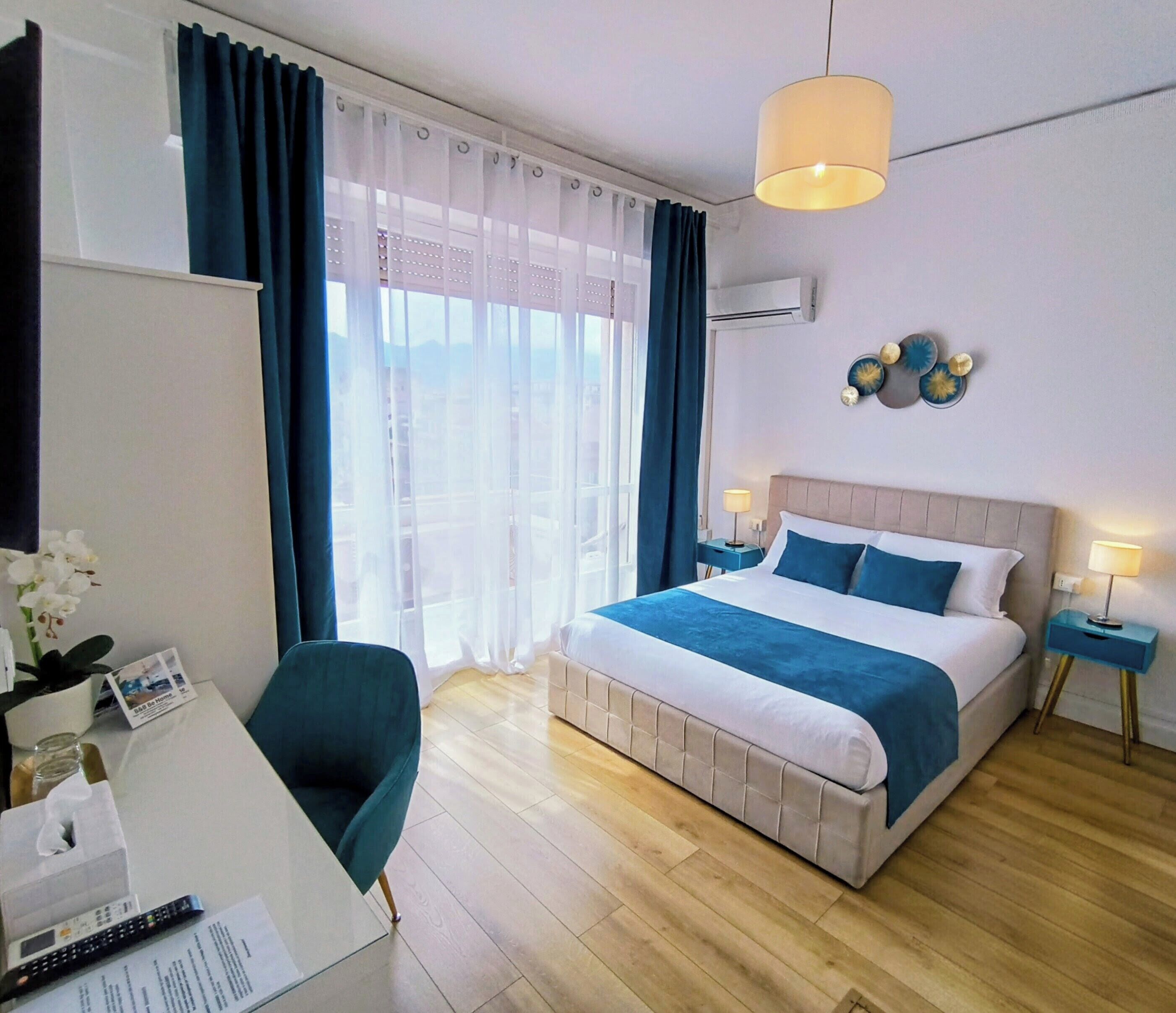 Quarto casal luxo | Escrivaninha, espaço de trabalho para notebook, cortinas blackout