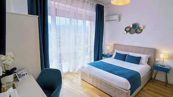 Quarto casal luxo | Escrivaninha, espaço de trabalho para notebook, cortinas blackout