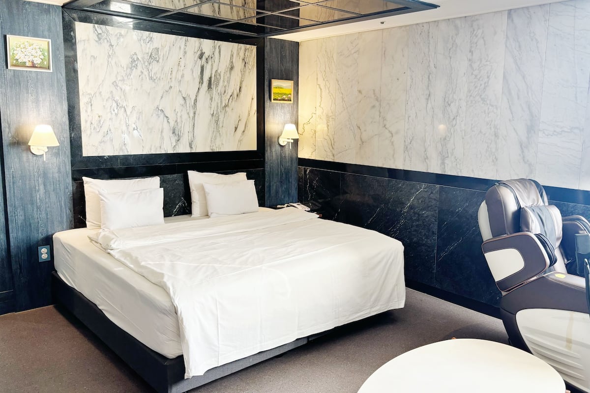 Quarto casal com design assinado, 1 quarto | Roupas de cama premium, edredons de pluma, individualmente decorados