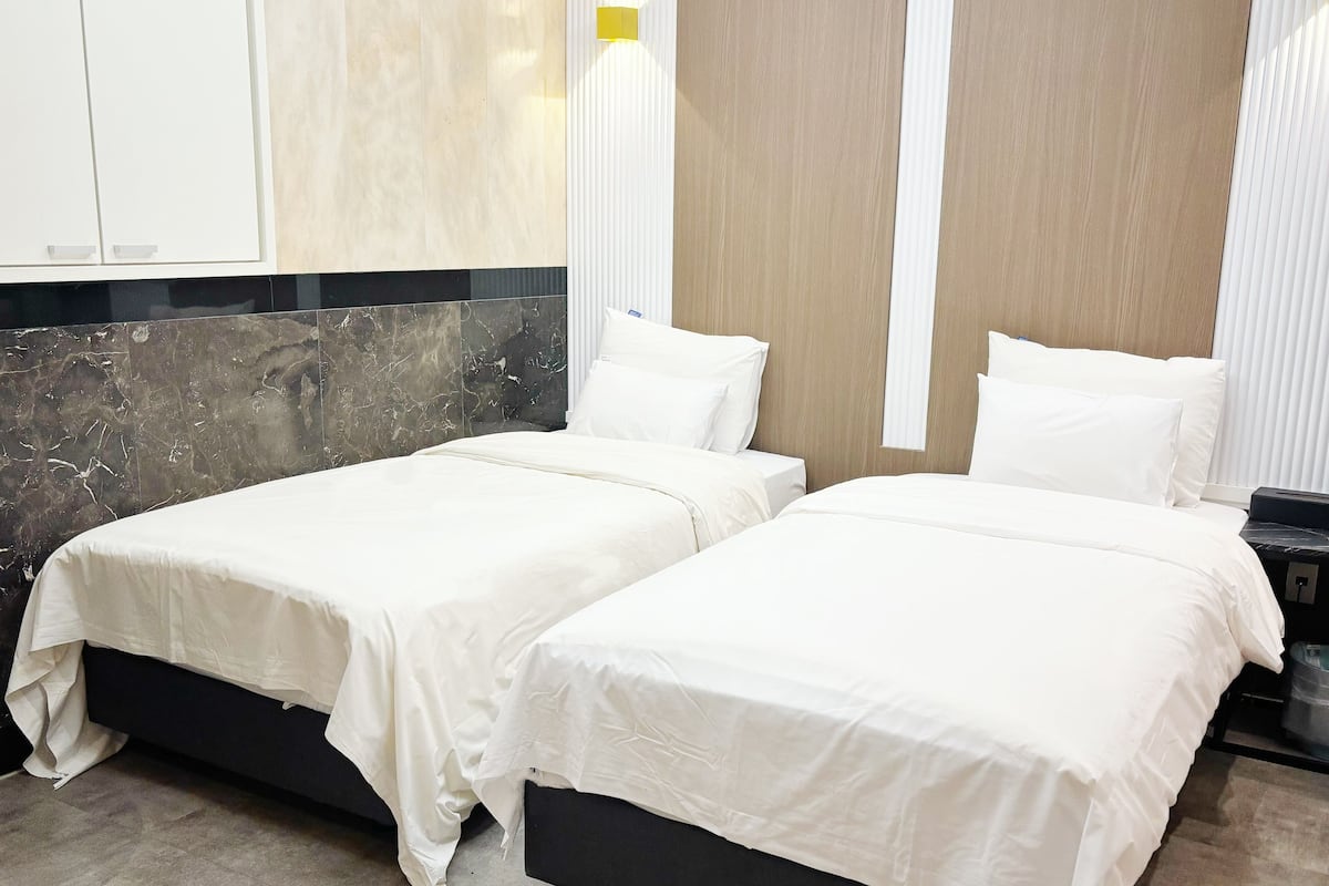 Quarto duplo luxo, 2 camas de solteiro | Roupas de cama premium, edredons de pluma, individualmente decorados