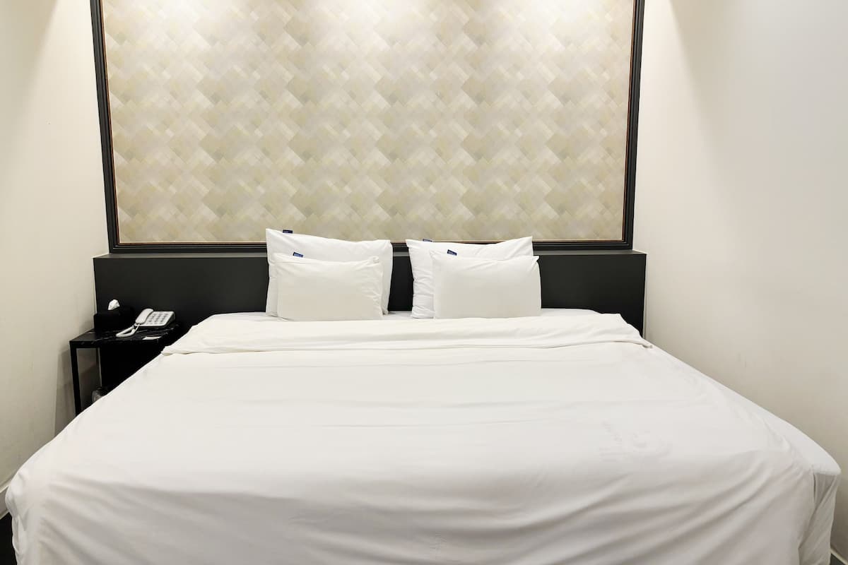 Quarto casal standard | Roupas de cama premium, edredons de pluma, individualmente decorados