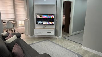 Quarto Duplo ou Twin Nobre | Sala de estar | Smart TV de 42 polegadas com canais por cabo
