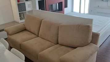 Estúdio (1 Bedroom) | Sala de estar | Televisor de 55 polegadas com canais por cabo