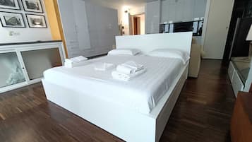 Estúdio (1 Bedroom) | 1 quarto, ferros/tábuas de passar roupa, roupa de cama