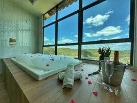 Quarto casal superluxo | Banheiro | Secador de cabelo, toalhas de banho, sabonete, shampoo