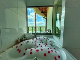 Quarto casal luxo | Banheiro | Secador de cabelo, toalhas de banho, sabonete, shampoo