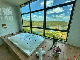 Quarto casal superluxo | Banheiro | Secador de cabelo, toalhas de banho, sabonete, shampoo