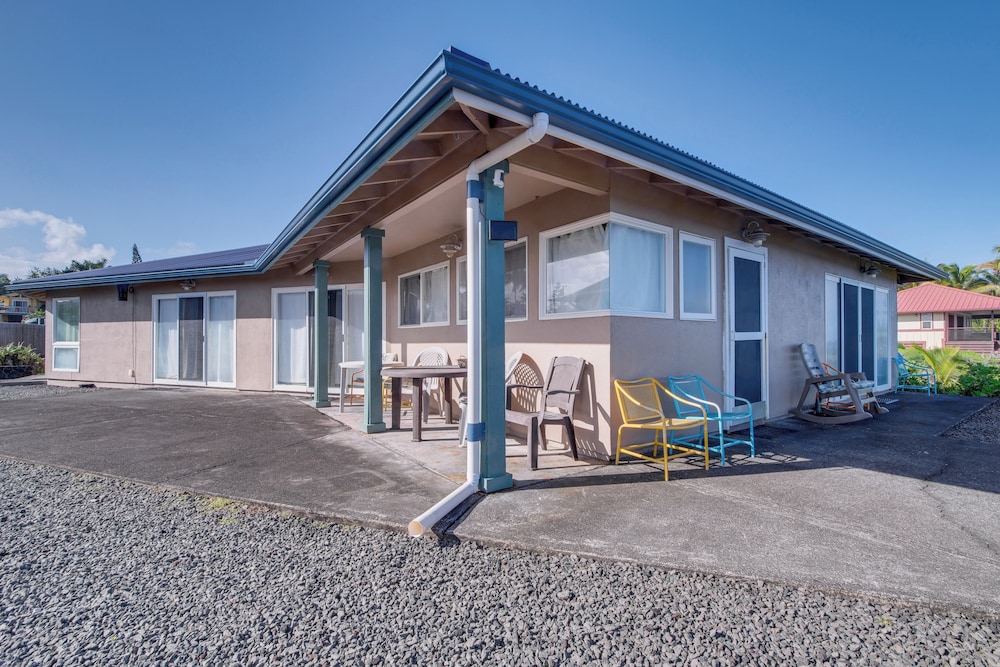 Oceanfront Keaau Gem: Ocean & Sunrise Views, Pool - Hawaii