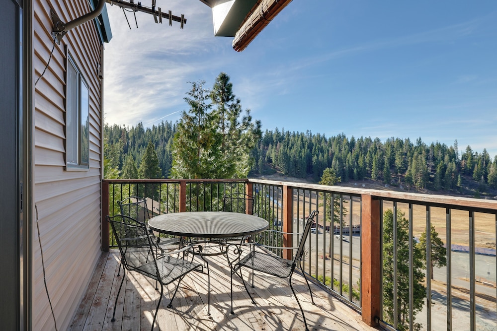 Strawberry Townhouse: Walk To Leland Snowplay! - Pinecrest, CA