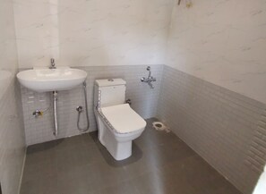 Quarto Deluxe | Casa de banho | Um polibã, um chuveiro fixo, toalhas fornecidas, sabão 