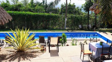 Piscina exterior, guarda-sóis, espreguiçadeiras 