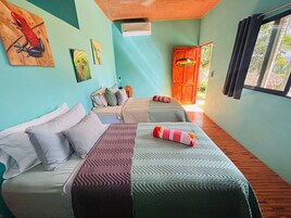 Quarto Duplo Standard | Cofre no quarto, com decoração personalizada, secretária 