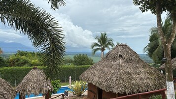 Quarto Standard | Cofre no quarto, com decoração personalizada, secretária 