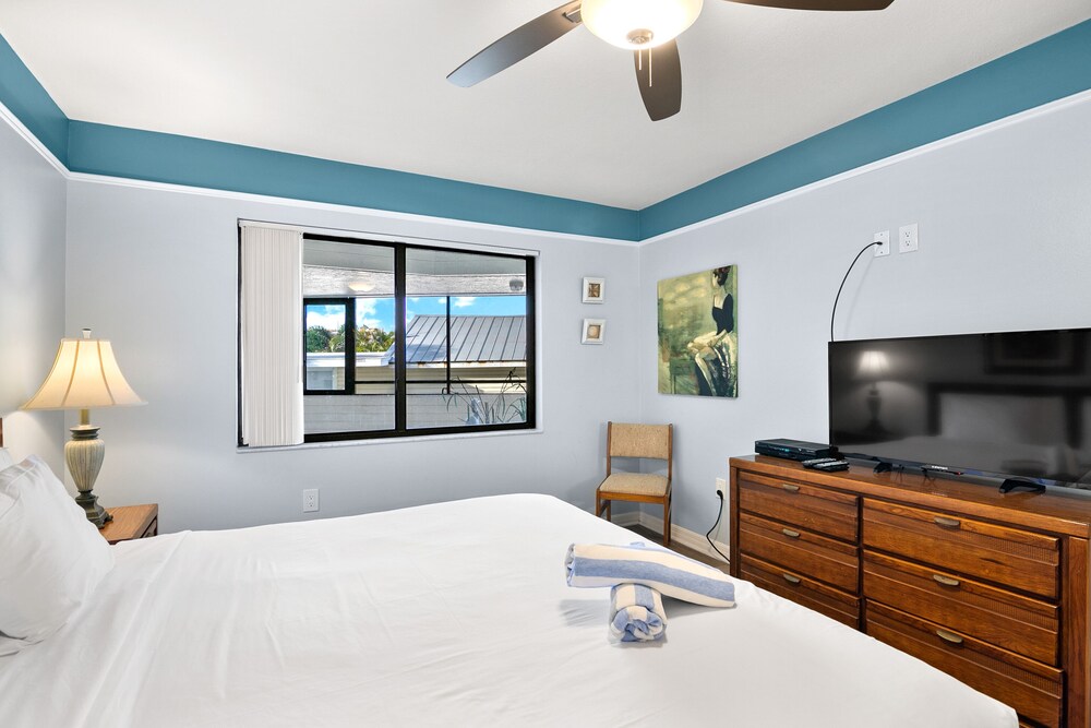 Bayview Condo B · Bay Views · Dock & Pool - Bradenton Beach | Vrbo