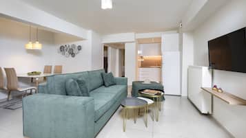 Apartamento Comfort, 1 quarto, vista para o jardim | Sala de estar | Smart TV de 40 polegadas com canais digitais, lareira