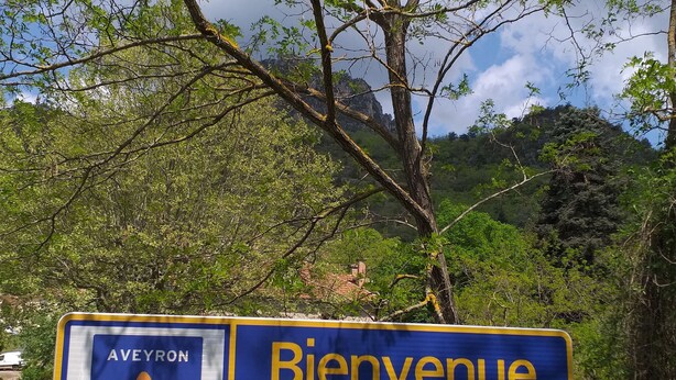 Placa de boas-vindas para Aveyron, com logotipo e texto.