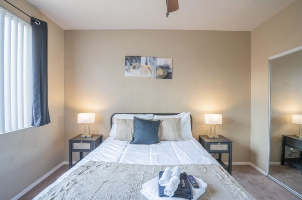 Spacious Condo: Pool, Gym, Balcony, Free Parking - Near Airport - Phoenix, AZ