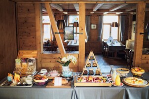 Um buffet de café da manhã com diversos alimentos e acompanhamentos.