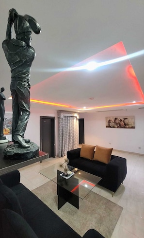 Apartamento presidencial | Área de estar | Smart TV 55 polegadas com canais a cabo