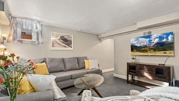 Apartamento, várias camas, cozinha (516 W Mountain Ave - Lower) | Sala de estar | Televisor de ecrã plano de 42 polegadas com canais digitais, televisor