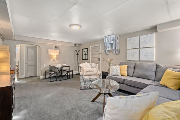 Apartamento, várias camas, cozinha (516 W Mountain Ave - Lower) | Área de estar | TV de tela plana 42 polegadas com canais digitais, TV