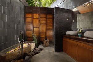 Villa Familiar, 5 quartos, em frente à praia | Casa de banho | Um polibã e uma banheira separados, uma banheira de imersão total 