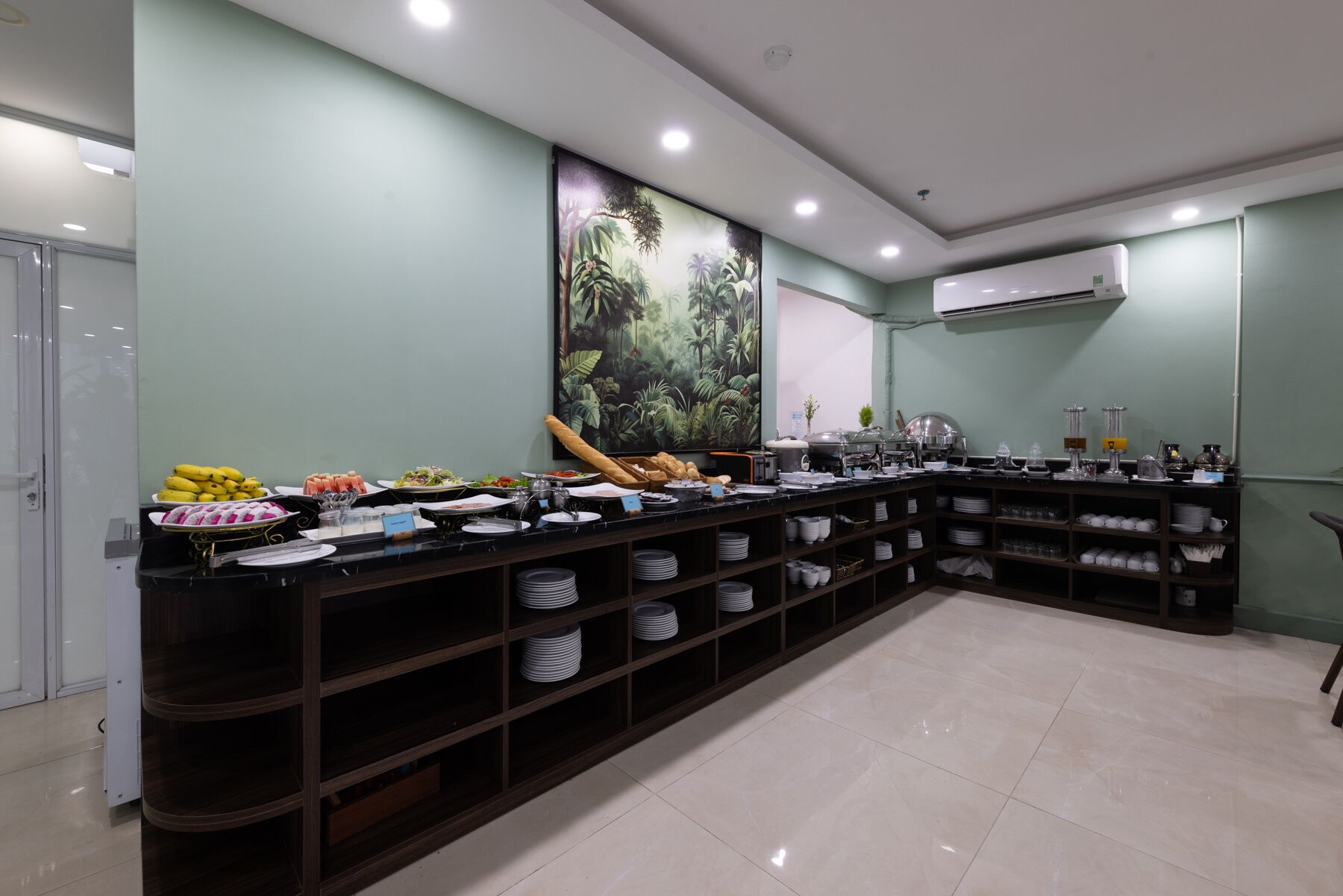 Café da manhã com buffet grátis todos os dias