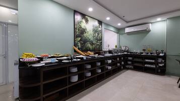 Café da manhã com buffet grátis todos os dias