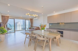 Apartamento Premium, 3 quartos, vista para o oceano | Cozinha privada | Um frigorífico, um micro-ondas, uma placa de cozinha 